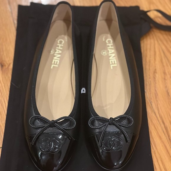 CHANEL | Shoes | Chanel Interlocking Cc Logo Lambskin Ballet Flats ...